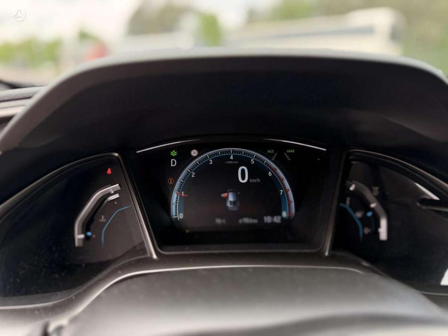 White Honda Civic 2018 in Vilnius, with an engine capacity of 0.99 L and mileage of 82 thousand km for 10990 €, photo 17 on AUTOMOTO.COM.LV