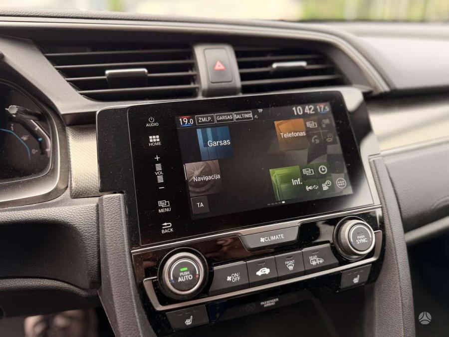 White Honda Civic 2018 in Vilnius, with an engine capacity of 0.99 L and mileage of 82 thousand km for 10990 €, photo 18 on AUTOMOTO.COM.LV