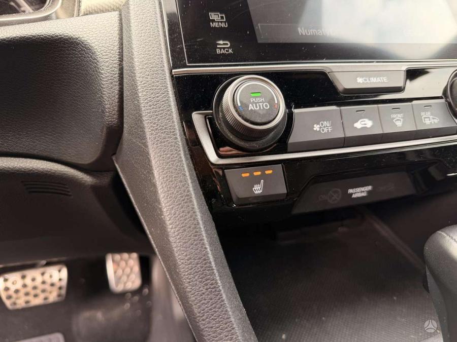 White Honda Civic 2018 in Vilnius, with an engine capacity of 0.99 L and mileage of 82 thousand km for 10990 €, photo 25 on AUTOMOTO.COM.LV