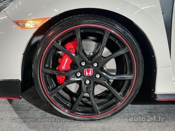 Honda Civic 2018 in Tallinn on AUTOMOTO.COM.LV White Honda Civic 2018 in Tallinn, with an engine capacity of 2.00 L and mileage of 119 thousand km for 29900 €, photo 4 on AUTOMOTO.COM.LV