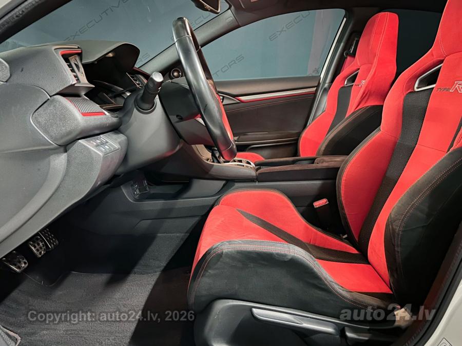 White Honda Civic 2018 in Tallinn, with an engine capacity of 2.00 L and mileage of 119 thousand km for 29900 €, photo 5 on AUTOMOTO.COM.LV