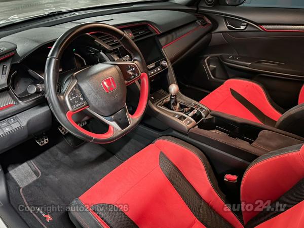 Honda Civic 2018 in Tallinn on AUTOMOTO.COM.LV White Honda Civic 2018 in Tallinn, with an engine capacity of 2.00 L and mileage of 119 thousand km for 29900 €, photo 6 on AUTOMOTO.COM.LV