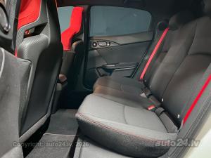 White Honda Civic 2018 in Tallinn, with an engine capacity of 2.00 L and mileage of 119 thousand km for 29900 €, photo 10 on AUTOMOTO.COM.LV