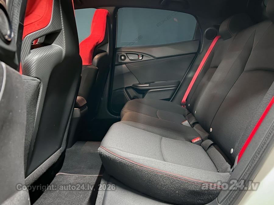 White Honda Civic 2018 in Tallinn, with an engine capacity of 2.00 L and mileage of 119 thousand km for 29900 €, photo 10 on AUTOMOTO.COM.LV