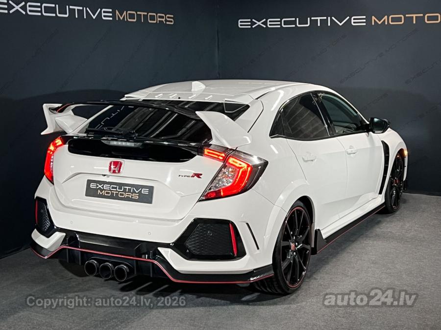 White Honda Civic 2018 in Tallinn, with an engine capacity of 2.00 L and mileage of 119 thousand km for 29900 €, photo 12 on AUTOMOTO.COM.LV