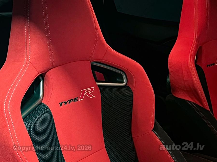 White Honda Civic 2018 in Tallinn, with an engine capacity of 2.00 L and mileage of 119 thousand km for 29900 €, photo 15 on AUTOMOTO.COM.LV