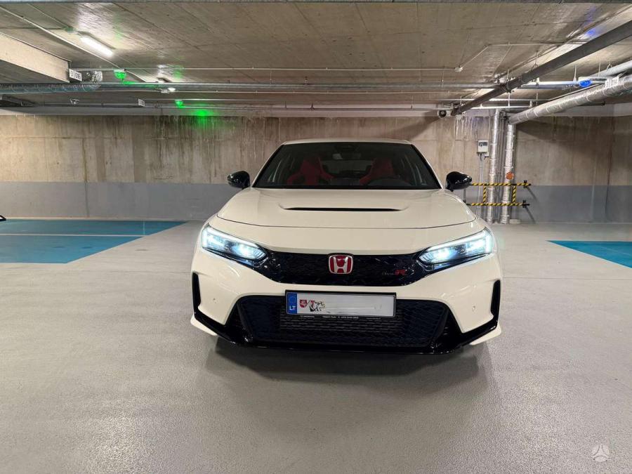 White Honda Civic 2024 in Vilnius, with an engine capacity of 2.00 L and mileage of 18 thousand km for 49000 €, photo 3 on AUTOMOTO.COM.LV