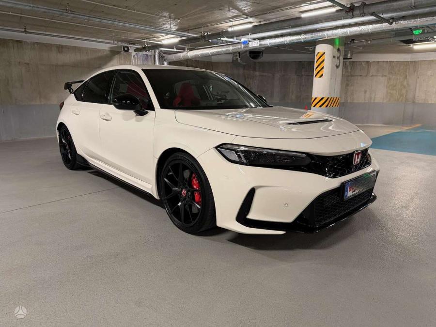 White Honda Civic 2024 in Vilnius, with an engine capacity of 2.00 L and mileage of 18 thousand km for 49000 €, photo 4 on AUTOMOTO.COM.LV