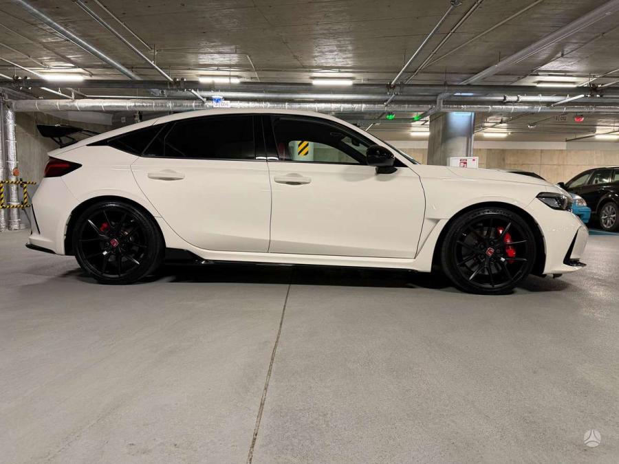 White Honda Civic 2024 in Vilnius, with an engine capacity of 2.00 L and mileage of 18 thousand km for 49000 €, photo 5 on AUTOMOTO.COM.LV