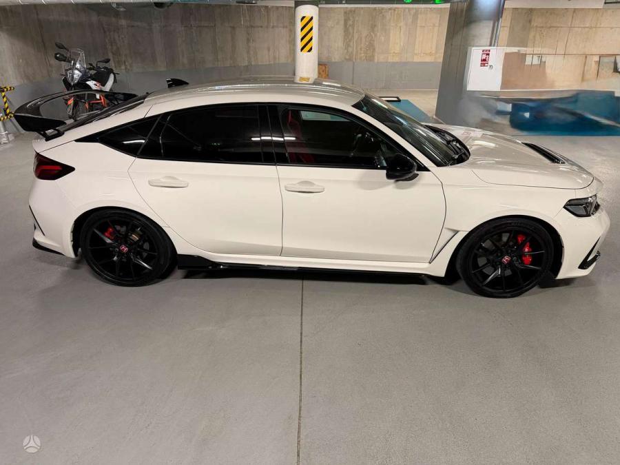 White Honda Civic 2024 in Vilnius, with an engine capacity of 2.00 L and mileage of 18 thousand km for 49000 €, photo 7 on AUTOMOTO.COM.LV