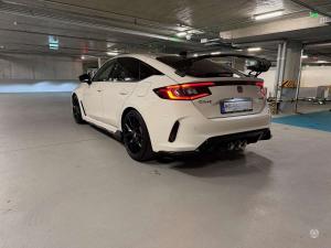 White Honda Civic 2024 in Vilnius, with an engine capacity of 2.00 L and mileage of 18 thousand km for 49000 €, photo 8 on AUTOMOTO.COM.LV