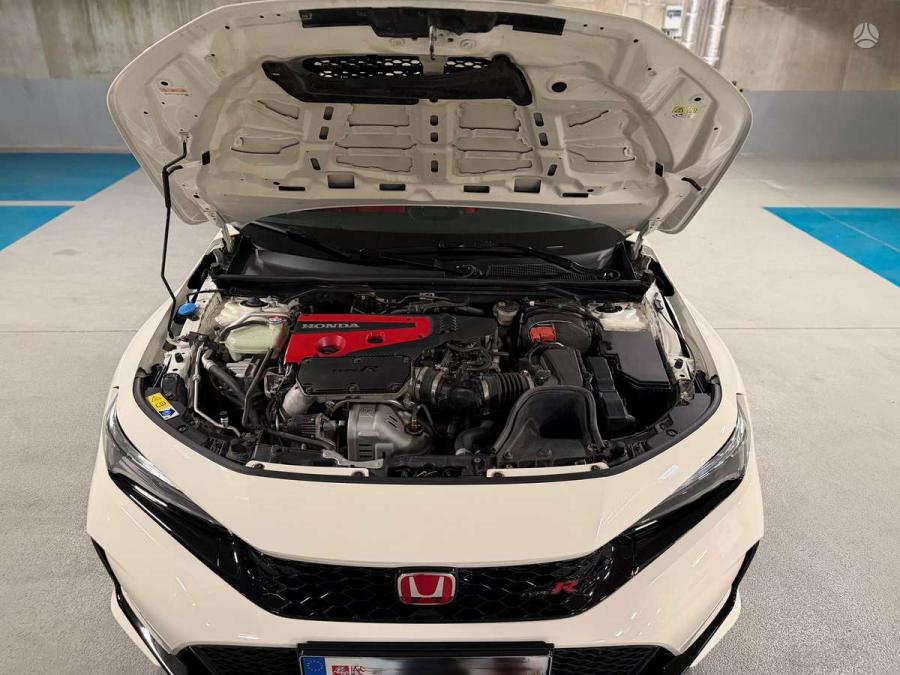 White Honda Civic 2024 in Vilnius, with an engine capacity of 2.00 L and mileage of 18 thousand km for 49000 €, photo 10 on AUTOMOTO.COM.LV