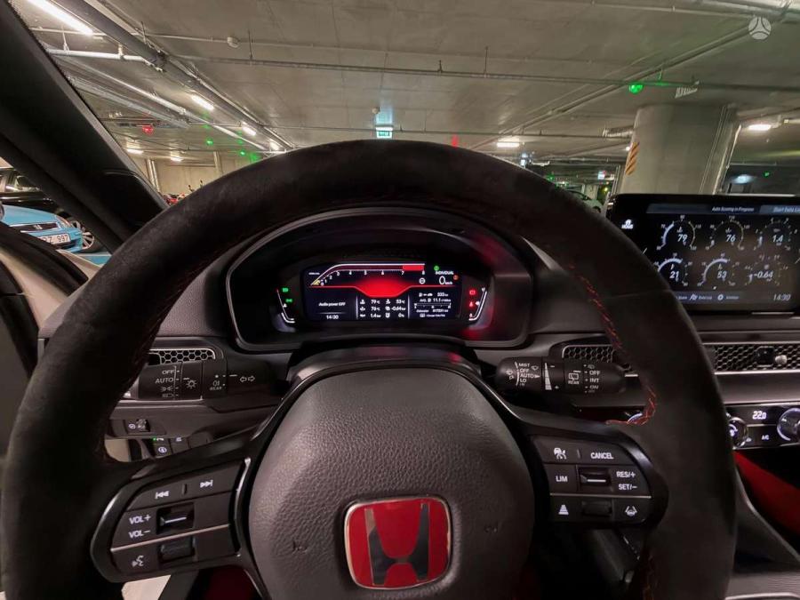 White Honda Civic 2024 in Vilnius, with an engine capacity of 2.00 L and mileage of 18 thousand km for 49000 €, photo 15 on AUTOMOTO.COM.LV