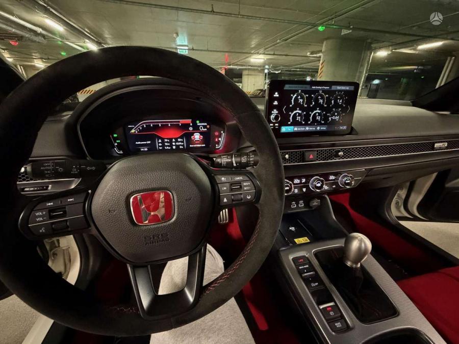 White Honda Civic 2024 in Vilnius, with an engine capacity of 2.00 L and mileage of 18 thousand km for 49000 €, photo 16 on AUTOMOTO.COM.LV