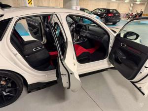 White Honda Civic 2024 in Vilnius, with an engine capacity of 2.00 L and mileage of 18 thousand km for 49000 €, photo 19 on AUTOMOTO.COM.LV