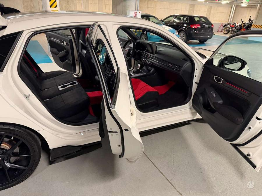 White Honda Civic 2024 in Vilnius, with an engine capacity of 2.00 L and mileage of 18 thousand km for 49000 €, photo 19 on AUTOMOTO.COM.LV