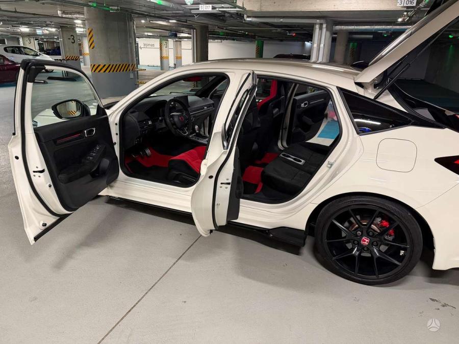 White Honda Civic 2024 in Vilnius, with an engine capacity of 2.00 L and mileage of 18 thousand km for 49000 €, photo 23 on AUTOMOTO.COM.LV