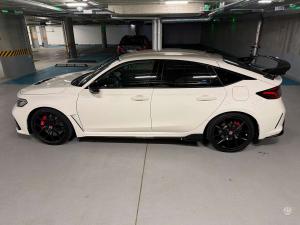 White Honda Civic 2024 in Vilnius, with an engine capacity of 2.00 L and mileage of 18 thousand km for 49000 €, photo 26 on AUTOMOTO.COM.LV