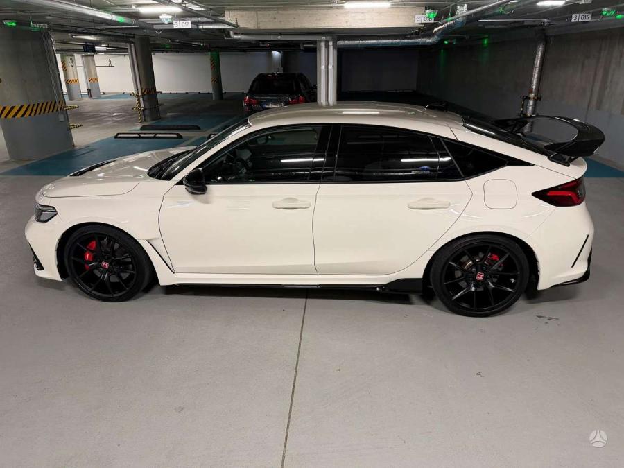 White Honda Civic 2024 in Vilnius, with an engine capacity of 2.00 L and mileage of 18 thousand km for 49000 €, photo 26 on AUTOMOTO.COM.LV