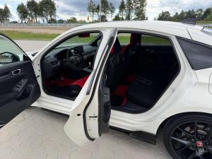 White Honda Civic 2024 in Vilnius, with an engine capacity of 2.00 L and mileage of 18 thousand km for 49000 €, photo 28 on AUTOMOTO.COM.LV