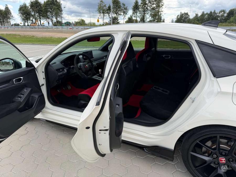 White Honda Civic 2024 in Vilnius, with an engine capacity of 2.00 L and mileage of 18 thousand km for 49000 €, photo 28 on AUTOMOTO.COM.LV