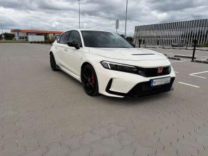 White Honda Civic 2024 in Vilnius, with an engine capacity of 2.00 L and mileage of 18 thousand km for 49000 €, photo 29 on AUTOMOTO.COM.LV