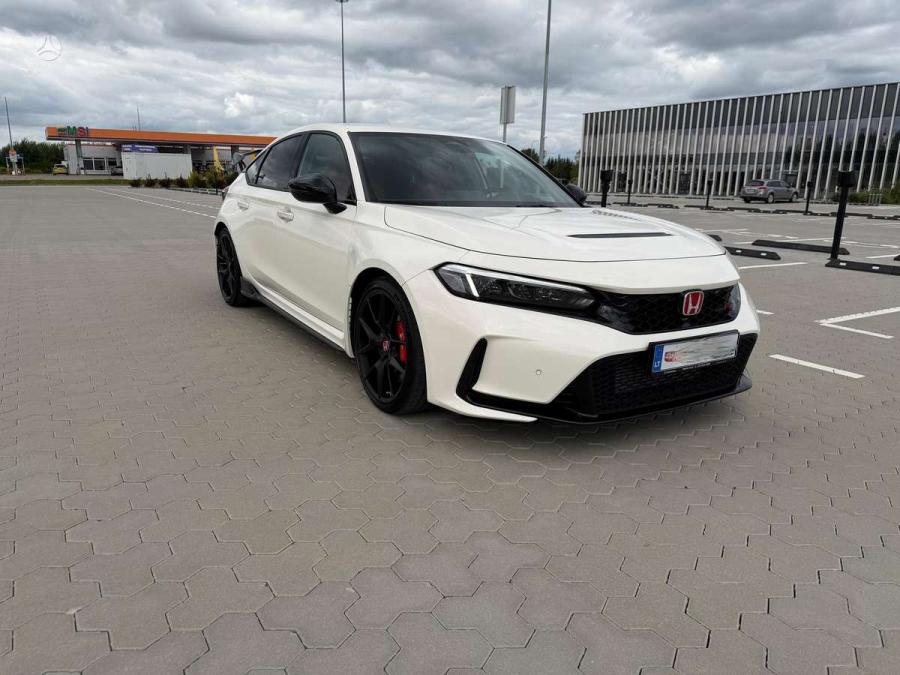 White Honda Civic 2024 in Vilnius, with an engine capacity of 2.00 L and mileage of 18 thousand km for 49000 €, photo 29 on AUTOMOTO.COM.LV
