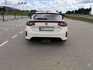 White Honda Civic 2024 in Vilnius, with an engine capacity of 2.00 L and mileage of 18 thousand km for 49000 €, photo 30 on AUTOMOTO.COM.LV