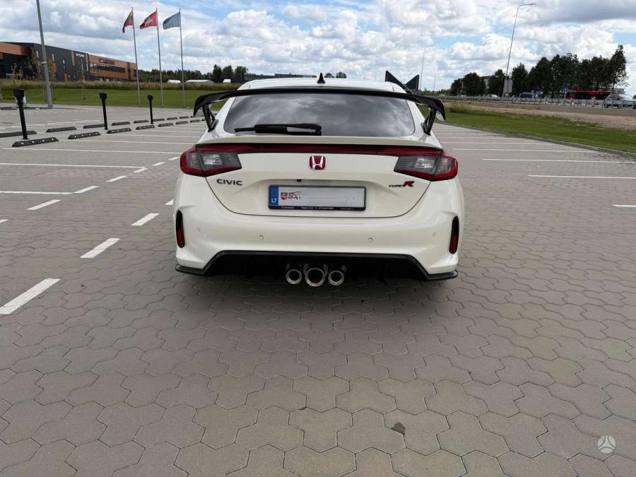 White Honda Civic 2024 in Vilnius, with an engine capacity of 2.00 L and mileage of 18 thousand km for 49000 €, photo 30 on AUTOMOTO.COM.LV