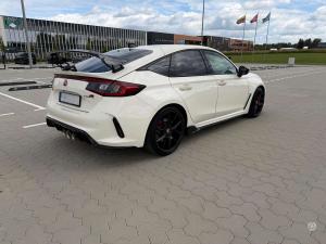 White Honda Civic 2024 in Vilnius, with an engine capacity of 2.00 L and mileage of 18 thousand km for 49000 €, photo 31 on AUTOMOTO.COM.LV
