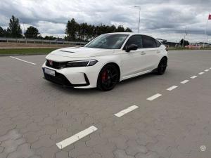 White Honda Civic 2024 in Vilnius, with an engine capacity of 2.00 L and mileage of 18 thousand km for 49000 €, photo 32 on AUTOMOTO.COM.LV