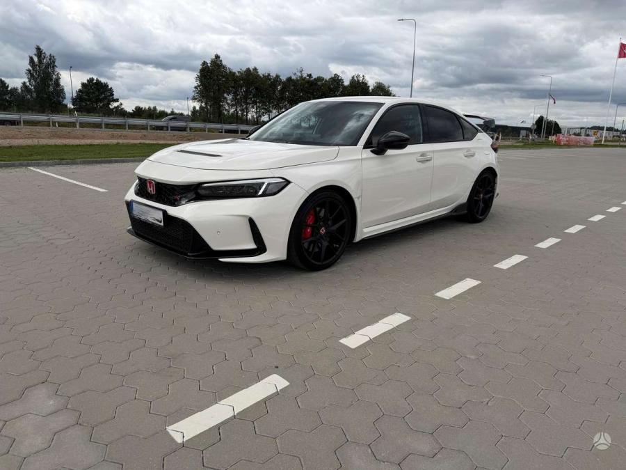 White Honda Civic 2024 in Vilnius, with an engine capacity of 2.00 L and mileage of 18 thousand km for 49000 €, photo 32 on AUTOMOTO.COM.LV