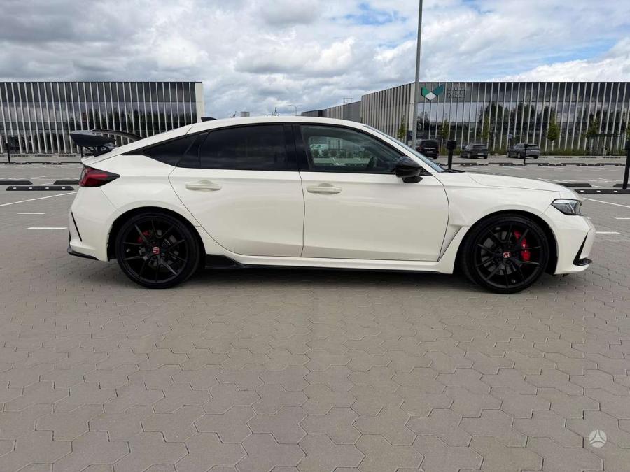 White Honda Civic 2024 in Vilnius, with an engine capacity of 2.00 L and mileage of 18 thousand km for 49000 €, photo 33 on AUTOMOTO.COM.LV