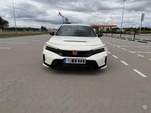 White Honda Civic 2024 in Vilnius, with an engine capacity of 2.00 L and mileage of 18 thousand km for 49000 €, photo 34 on AUTOMOTO.COM.LV