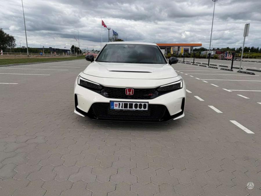White Honda Civic 2024 in Vilnius, with an engine capacity of 2.00 L and mileage of 18 thousand km for 49000 €, photo 34 on AUTOMOTO.COM.LV