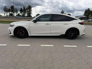 White Honda Civic 2024 in Vilnius, with an engine capacity of 2.00 L and mileage of 18 thousand km for 49000 €, photo 35 on AUTOMOTO.COM.LV