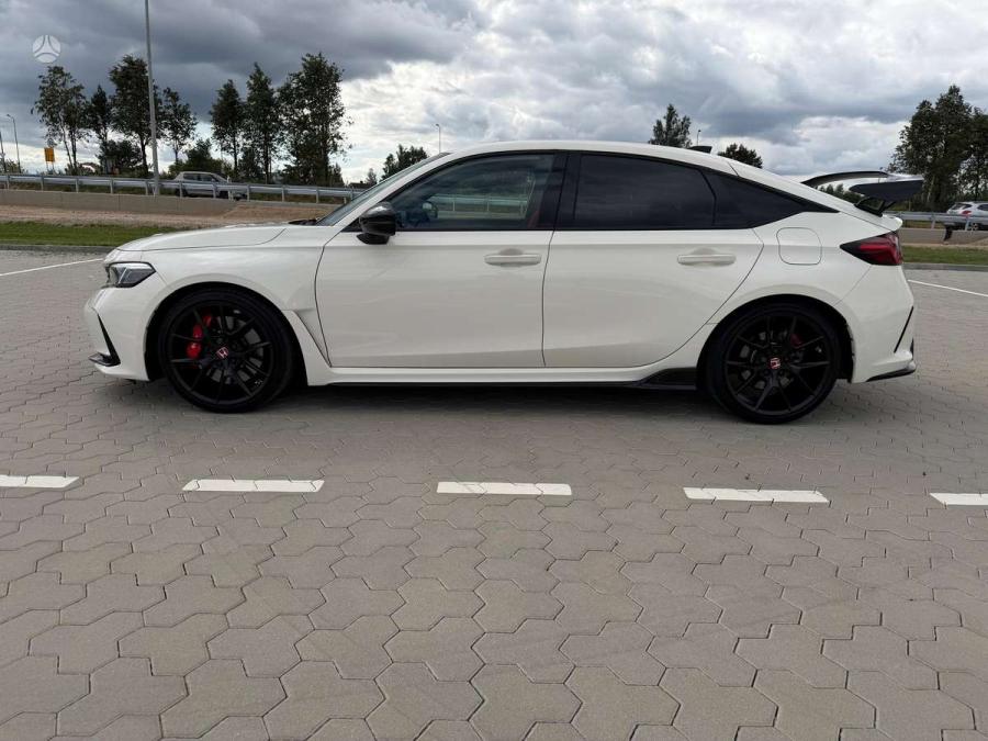 White Honda Civic 2024 in Vilnius, with an engine capacity of 2.00 L and mileage of 18 thousand km for 49000 €, photo 35 on AUTOMOTO.COM.LV