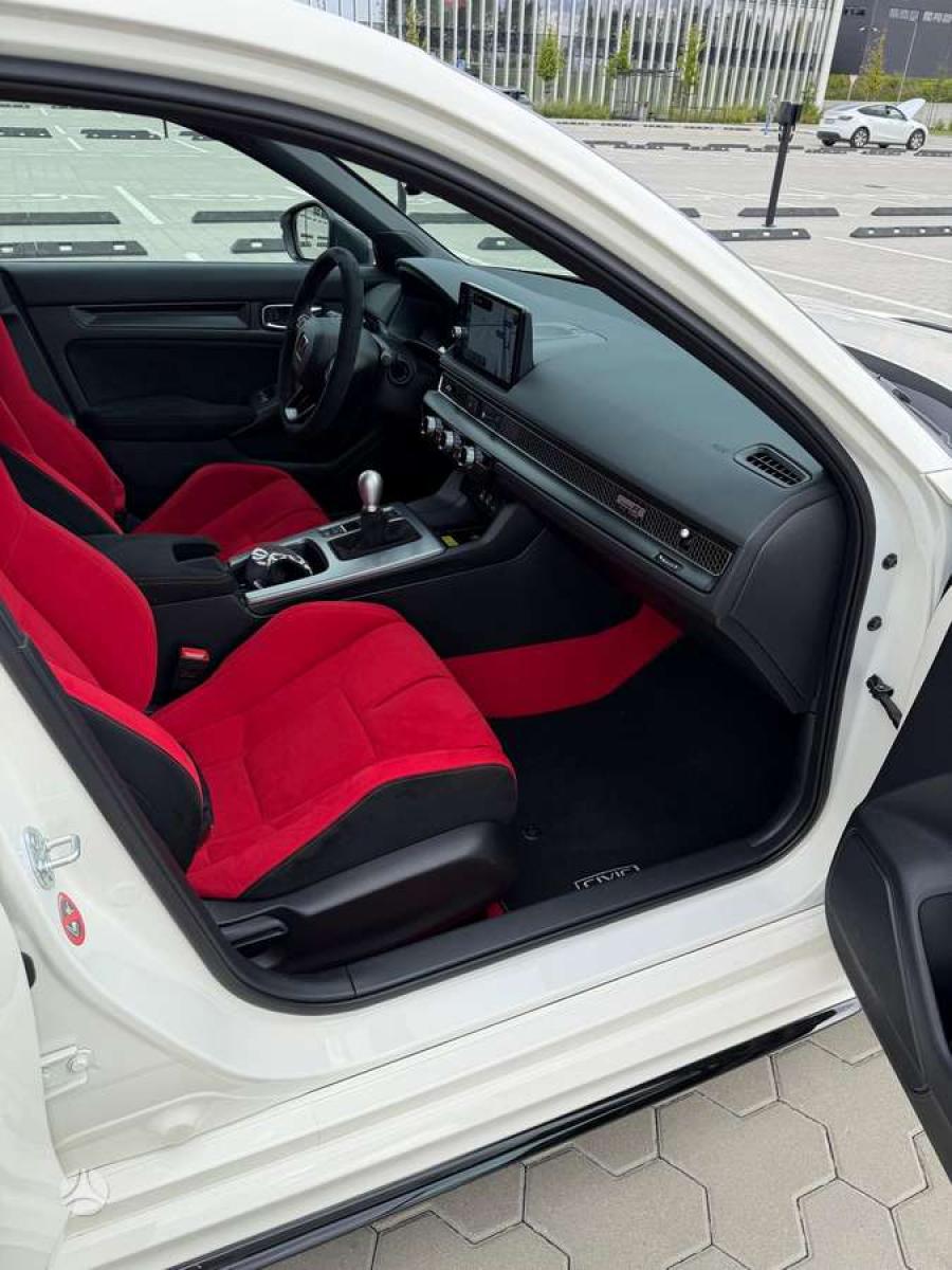 White Honda Civic 2024 in Vilnius, with an engine capacity of 2.00 L and mileage of 18 thousand km for 49000 €, photo 36 on AUTOMOTO.COM.LV