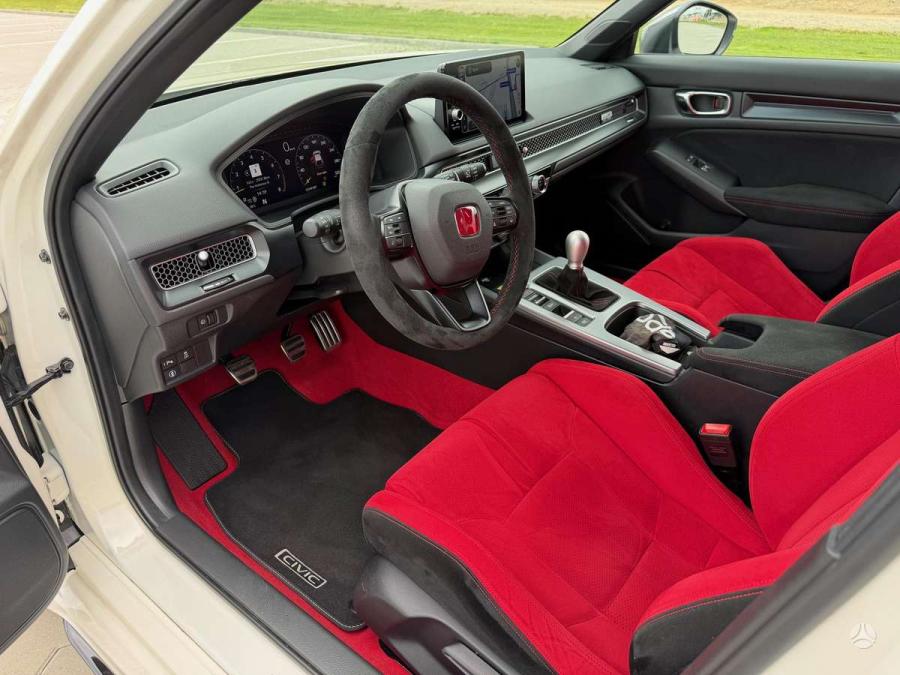 White Honda Civic 2024 in Vilnius, with an engine capacity of 2.00 L and mileage of 18 thousand km for 49000 €, photo 37 on AUTOMOTO.COM.LV