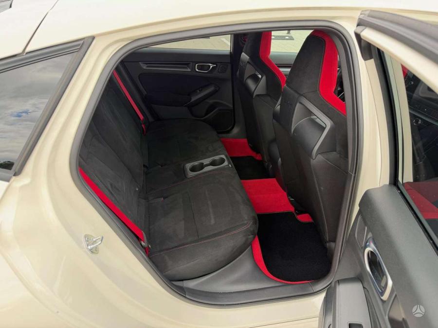 White Honda Civic 2024 in Vilnius, with an engine capacity of 2.00 L and mileage of 18 thousand km for 49000 €, photo 38 on AUTOMOTO.COM.LV