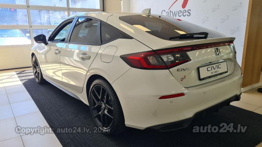 White Honda Civic 2026 in Tartu, with an engine capacity of 2.00 L and mileage of 21 thousand km for 34738 €, photo 5 on AUTOMOTO.COM.LV
