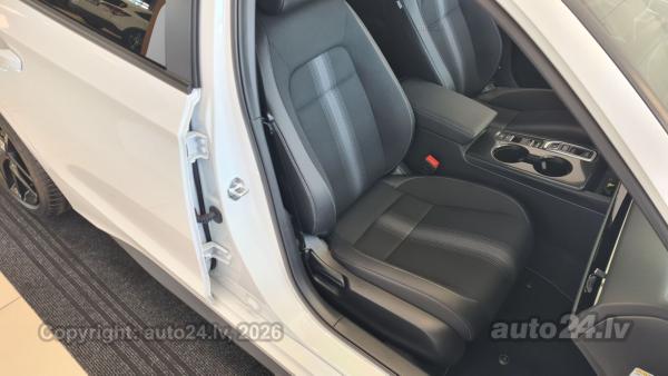 White Honda Civic 2026 in Tartu, with an engine capacity of 2.00 L and mileage of 21 thousand km for 34738 €, photo 8 on AUTOMOTO.COM.LV