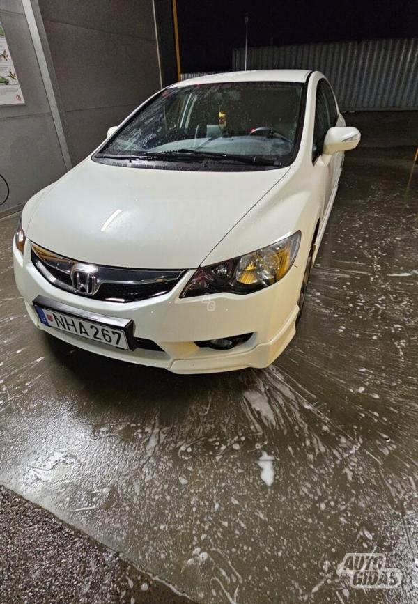 White Honda Civic 2010 in Kaunas, with an engine capacity of 1.30 L and mileage of 247 thousand km for 2500 €, photo 2 on AUTOMOTO.COM.LV