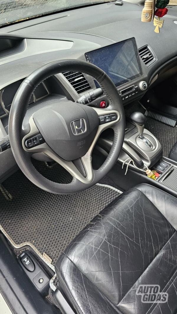 White Honda Civic 2010 in Kaunas, with an engine capacity of 1.30 L and mileage of 247 thousand km for 2500 €, photo 7 on AUTOMOTO.COM.LV