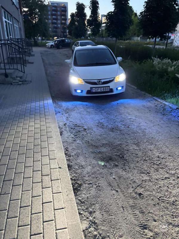 White Honda Civic 2010 in Vilnius, with an engine capacity of 1.34 L and mileage of 214 thousand km for 4100 €, photo 1 on AUTOMOTO.COM.LV