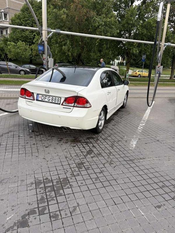 White Honda Civic 2010 in Vilnius, with an engine capacity of 1.34 L and mileage of 214 thousand km for 4100 €, photo 2 on AUTOMOTO.COM.LV