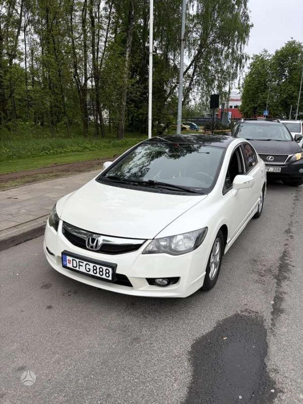 White Honda Civic 2010 in Vilnius, with an engine capacity of 1.34 L and mileage of 214 thousand km for 4100 €, photo 10 on AUTOMOTO.COM.LV