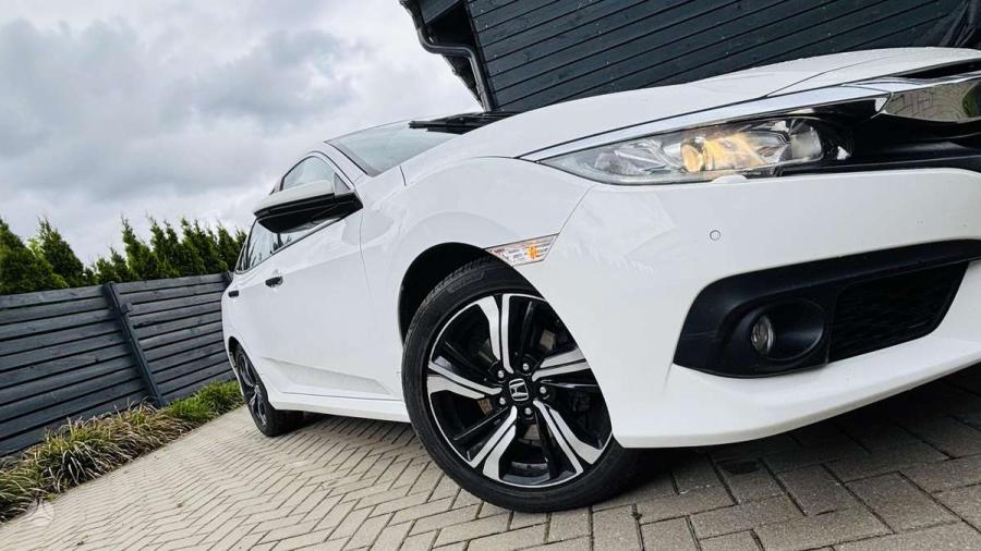 White Honda Civic 2018 in Vilnius, with an engine capacity of 1.50 L and mileage of 161 thousand km for 13900 €, photo 1 on AUTOMOTO.COM.LV