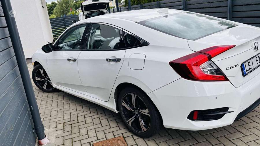 White Honda Civic 2018 in Vilnius, with an engine capacity of 1.50 L and mileage of 161 thousand km for 13900 €, photo 4 on AUTOMOTO.COM.LV