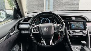 White Honda Civic 2018 in Vilnius, with an engine capacity of 1.50 L and mileage of 161 thousand km for 13900 €, photo 6 on AUTOMOTO.COM.LV